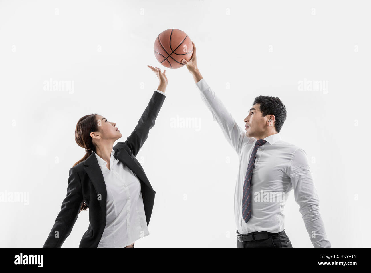 People playing basketball hi-res stock photography and images - Alamy
