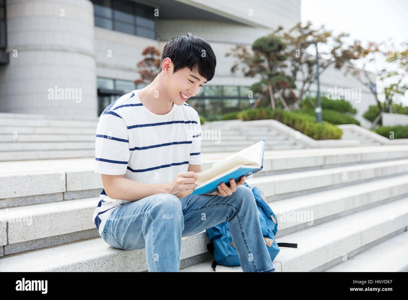 Student sitting reading book hi-res stock photography and images - Alamy