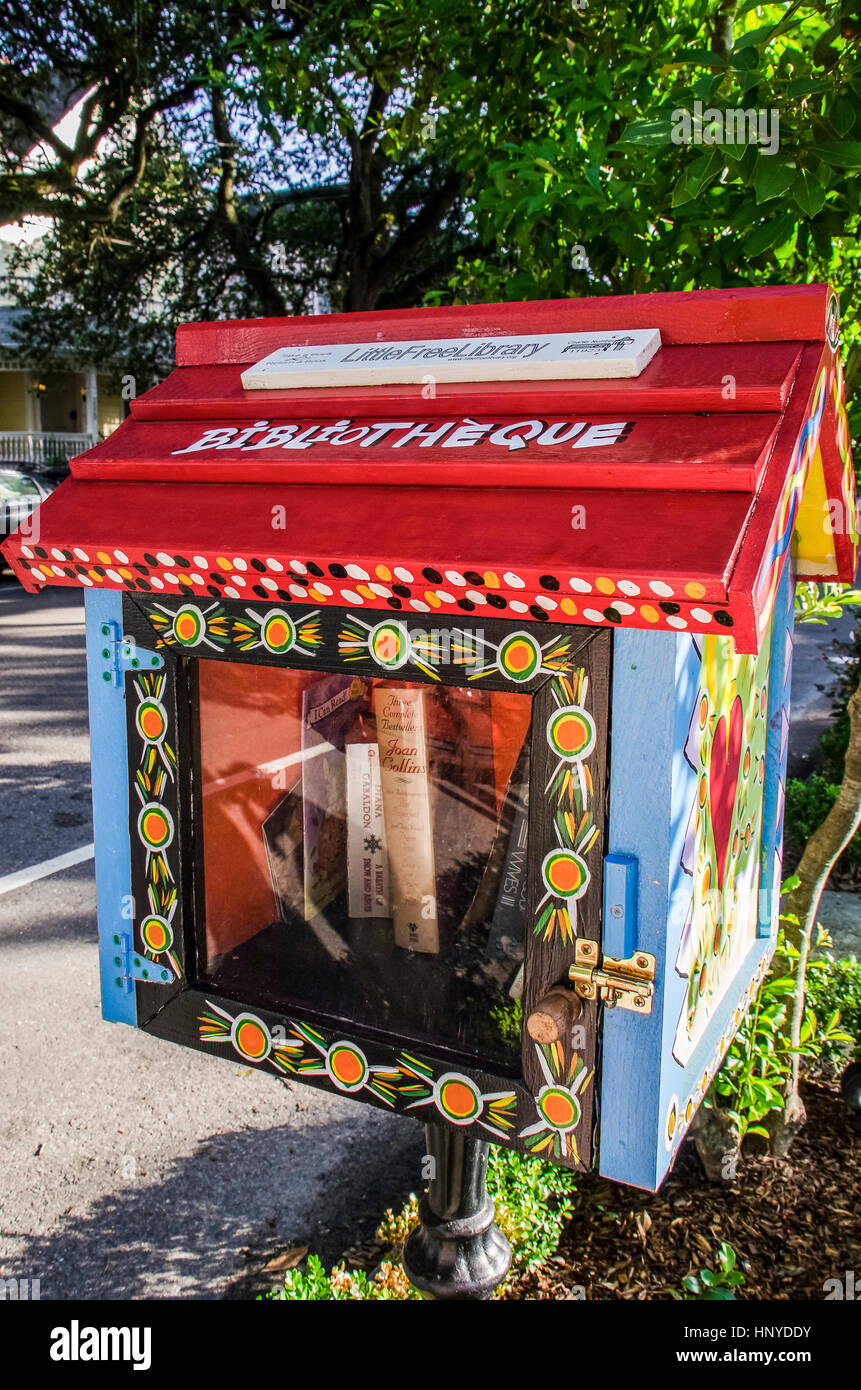 Mini free library hi-res stock photography and images - Alamy