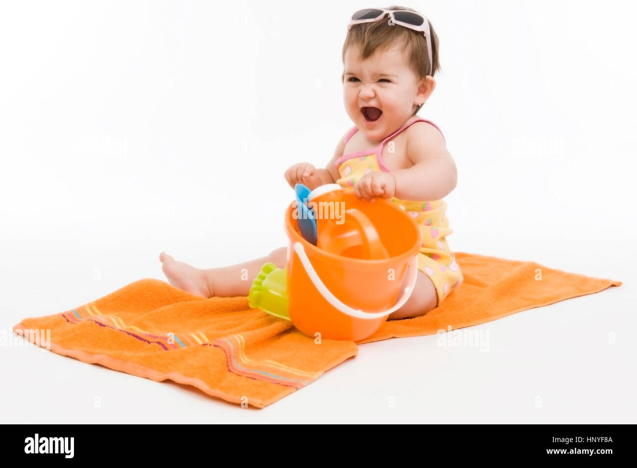 Model release , Froehliches, kleines Maedchen, 1 Jahr, sitzt mit Eimer ...