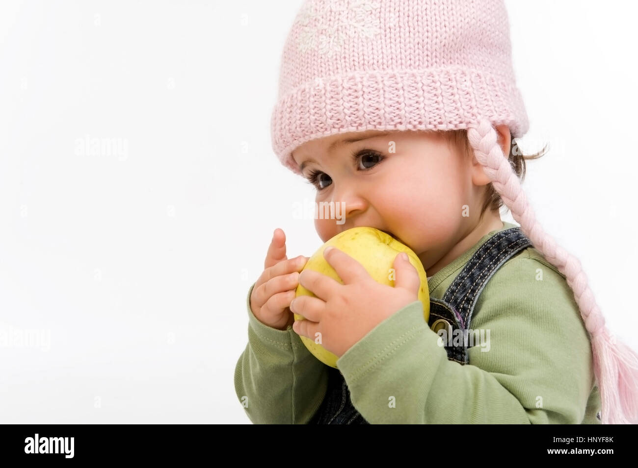 Model release , Kleinkind, 1 Jahr, isst einen Apfel - little child eats ...