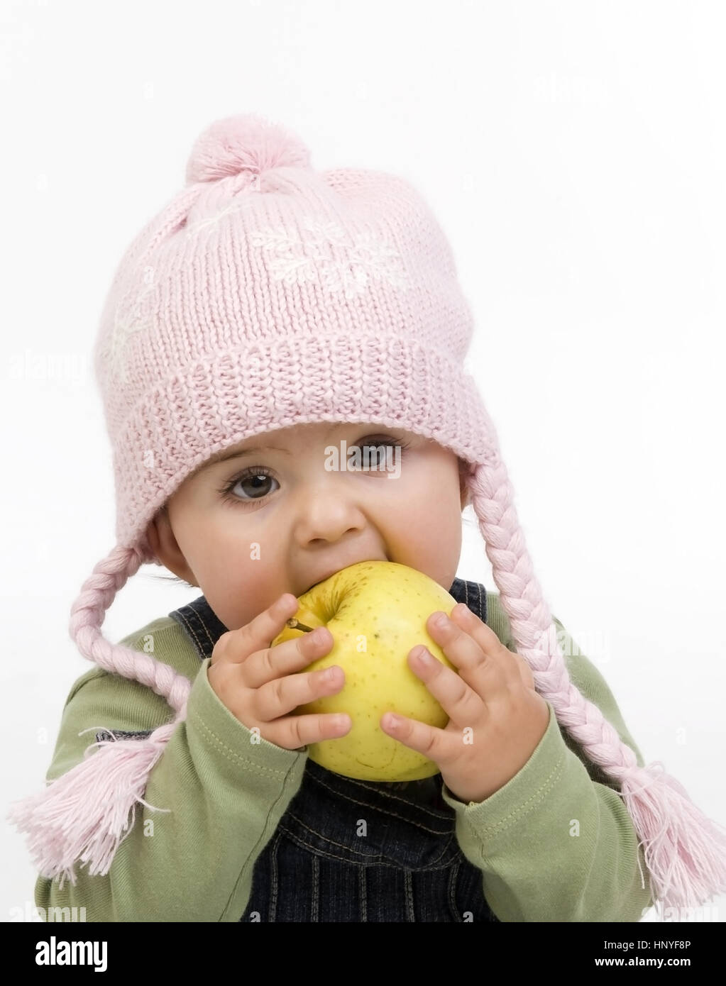 Model release , Kleinkind, 1 Jahr, isst einen Apfel - little child eats ...