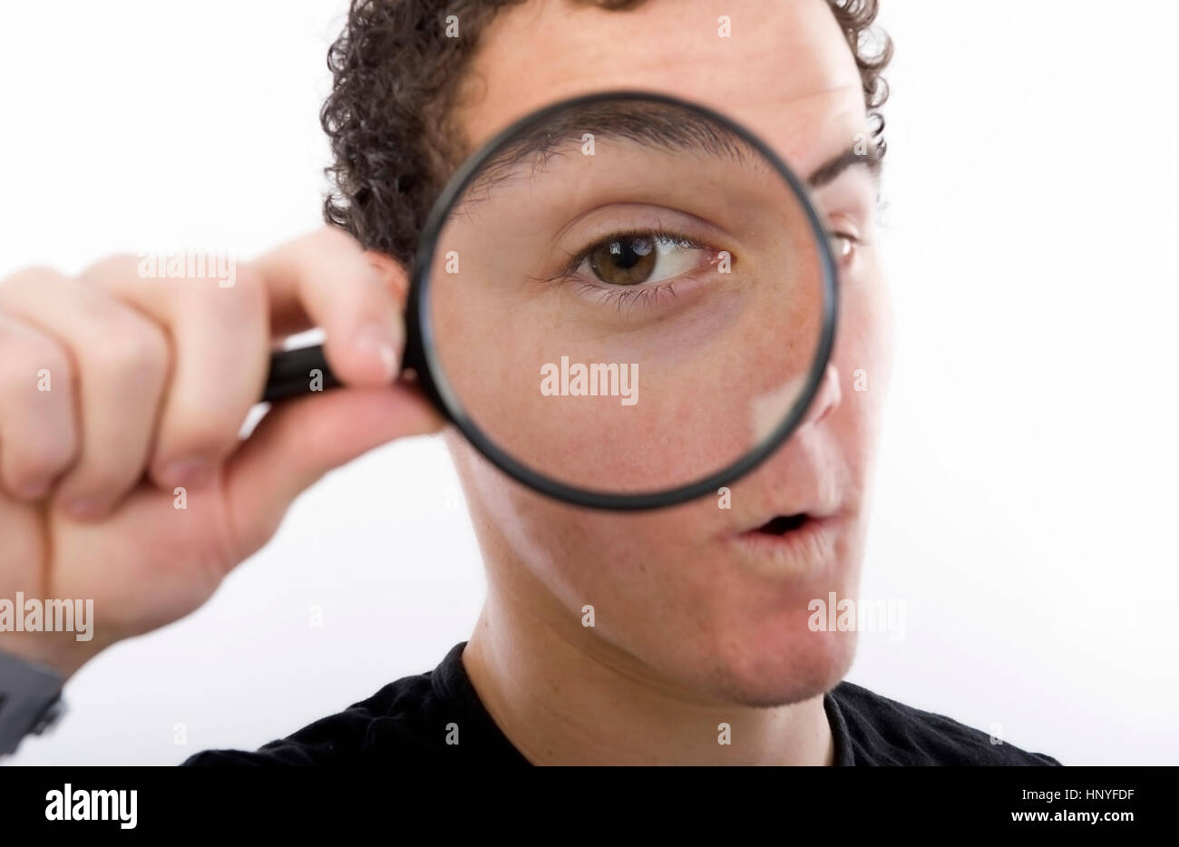 Model release , Junger Mann schaut durch Lupe - young man with loupe ...