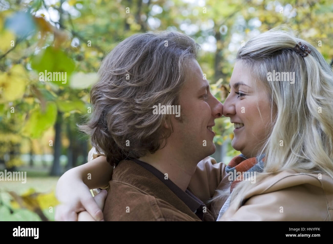 Model release , Liebespaar im Herbst - love couple in autumn Stock ...