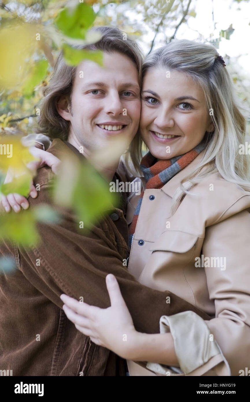 Model release , Liebespaar im Herbst - love couple in autumn Stock ...