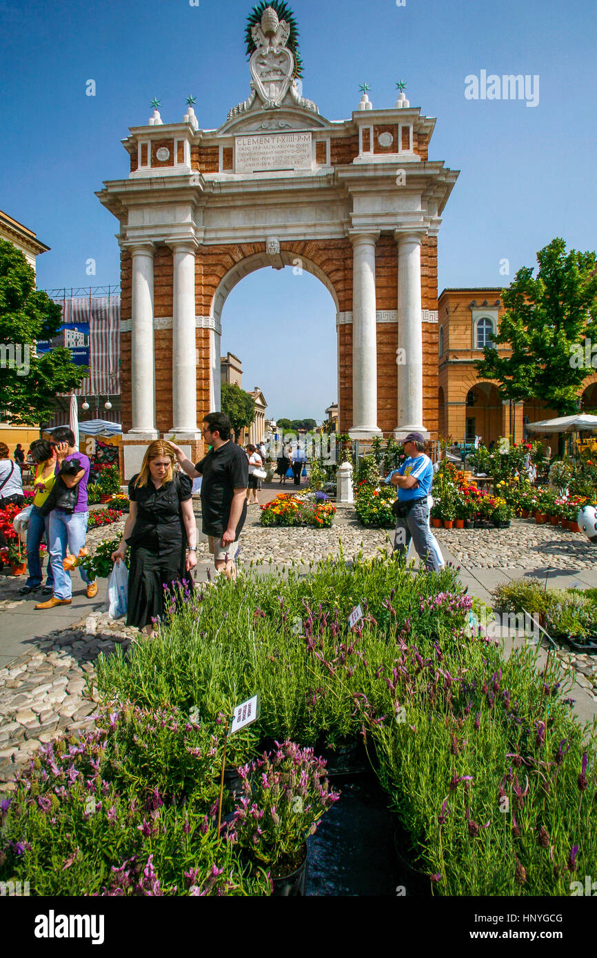 Balconi fioriti hi-res stock photography and images - Alamy