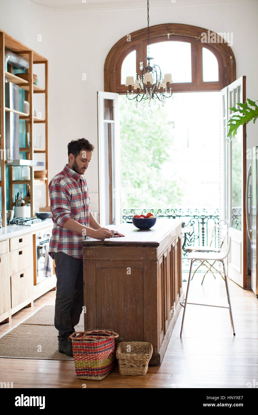Man leaning against kitchen counter hi-res stock photography and images ...