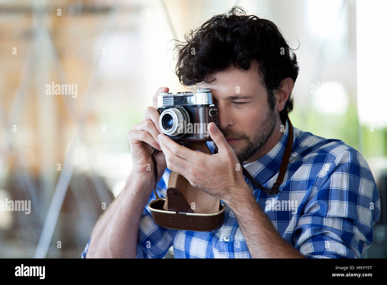 Man using old fashioned camera hi-res stock photography and images - Alamy