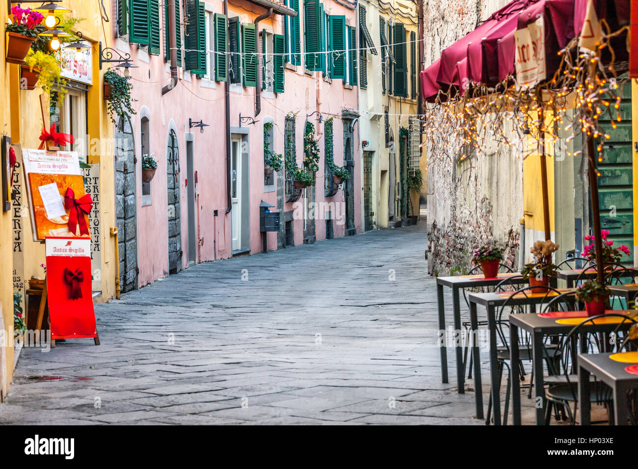 Colorful street scene in italy hi-res stock photography and images - Alamy