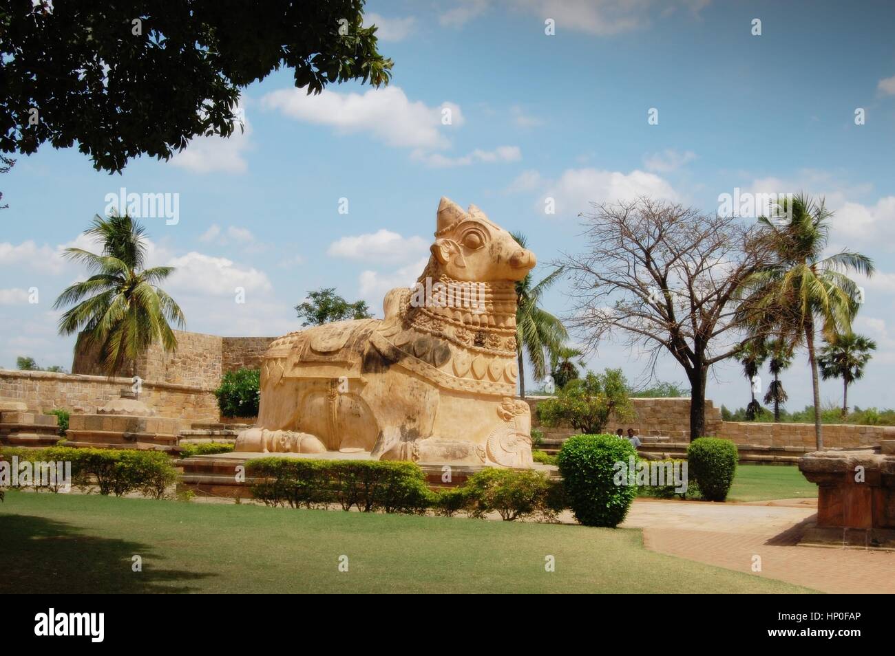 Nandi watching the temple hi-res stock photography and images - Alamy
