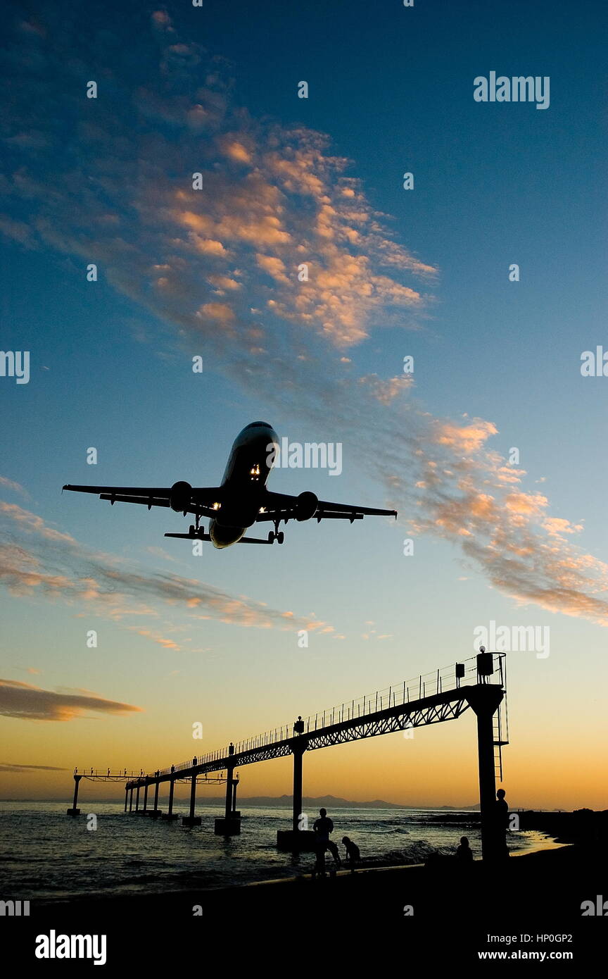 Aircraft landing lanzarote hi-res stock photography and images - Alamy