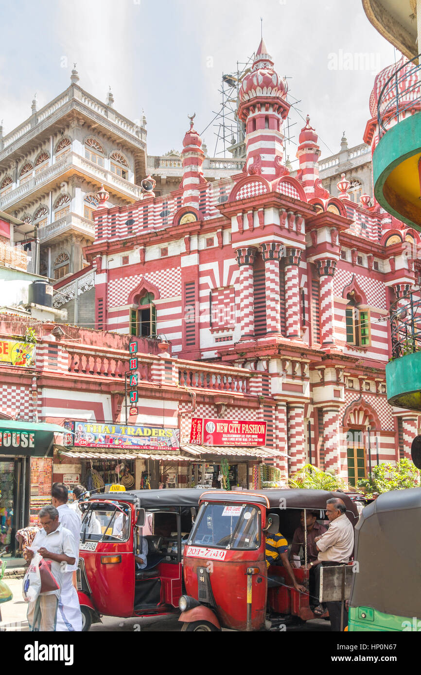 Colombo, SRI LANKA - NOVEMBER 1: busy street market on November 1, 2014 ...