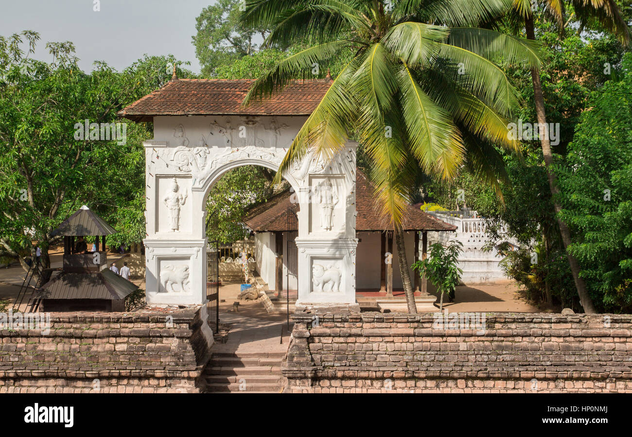 sri lanka gate into temple Stock Photo - Alamy