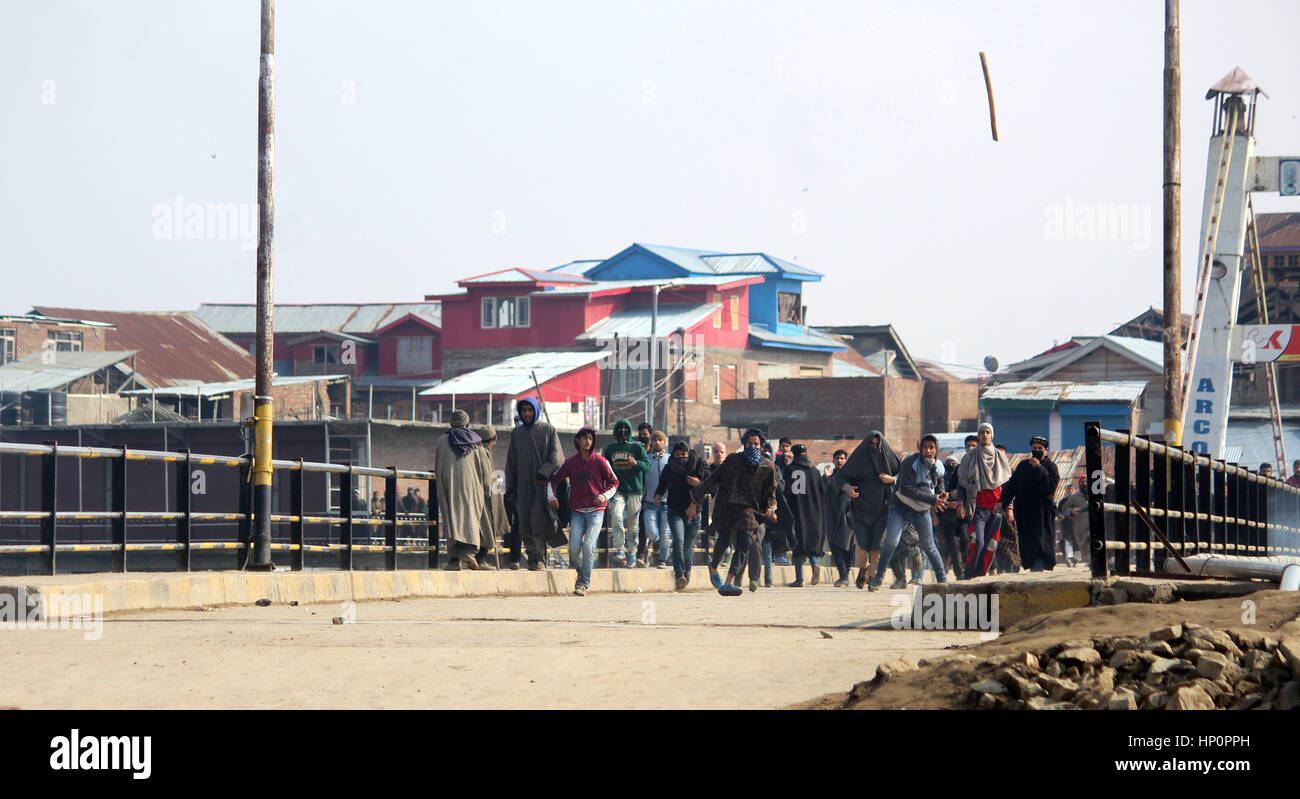 Sopore, Kashmir. 17th Feb, 2017. Kashmiri protesters hurl rocks and ...