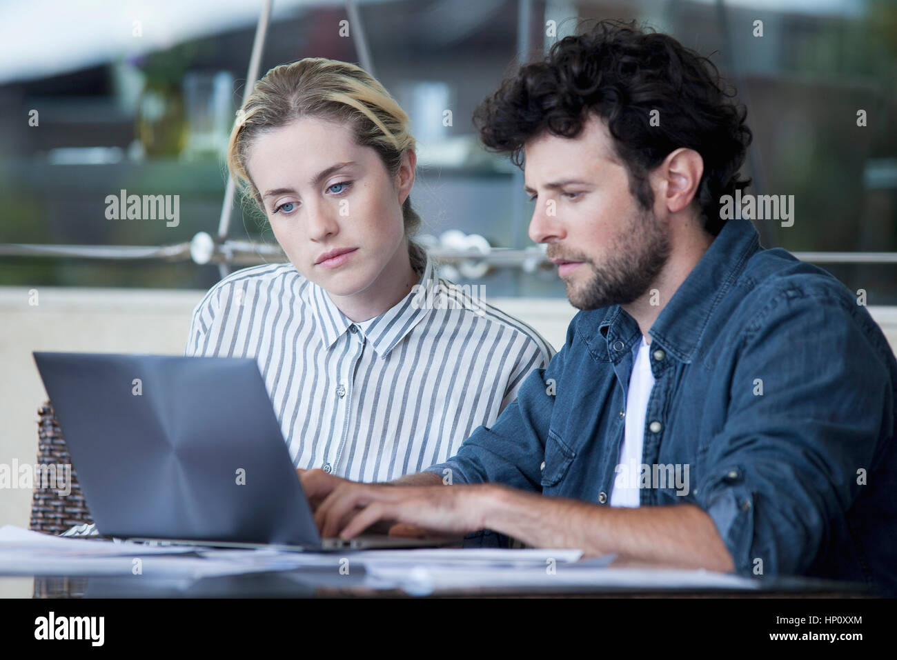 Couples work together hi-res stock photography and images - Alamy