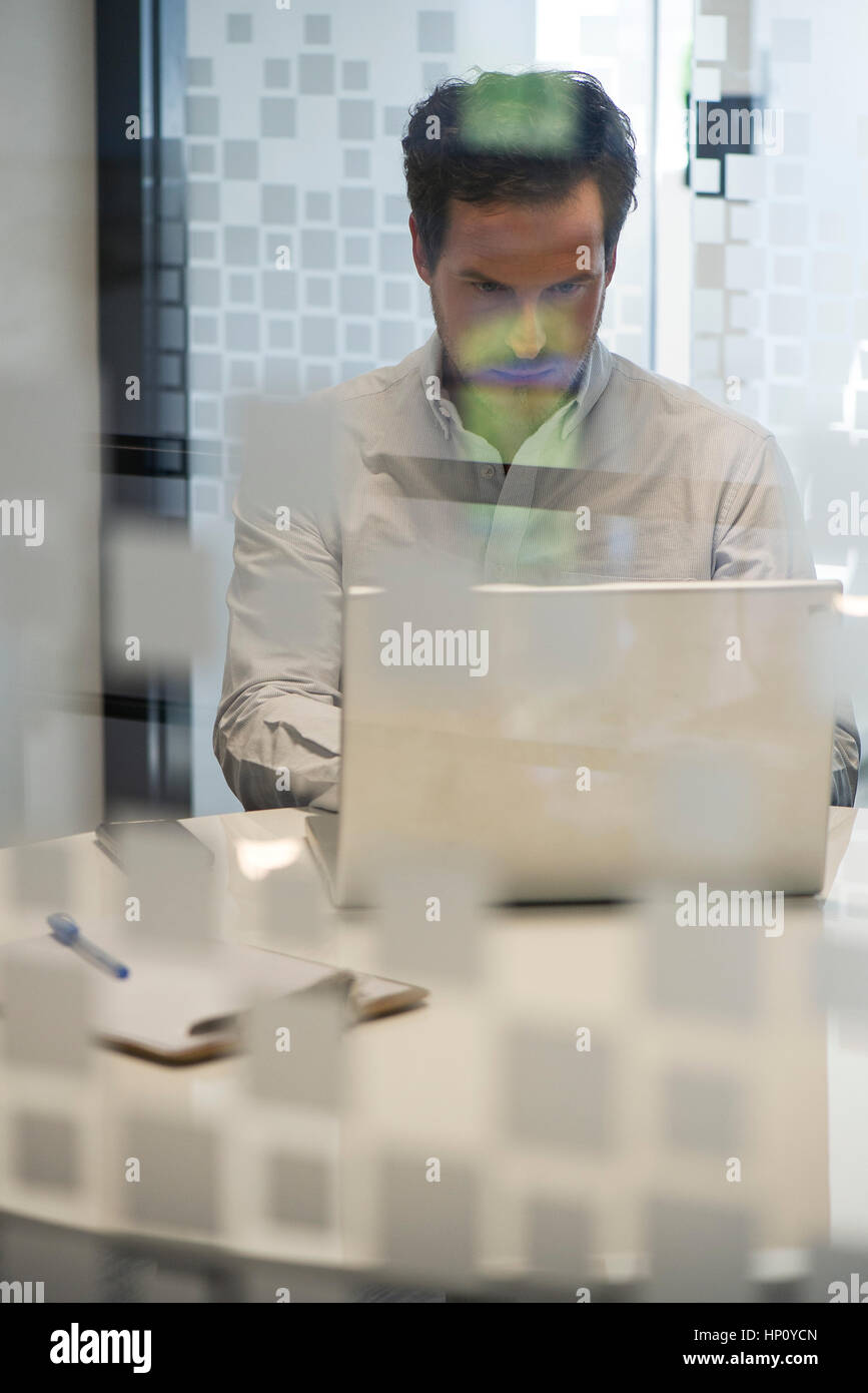 Journalist computer head hi-res stock photography and images - Alamy