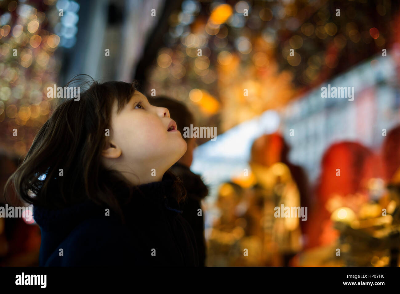 Little girl window shopping Stock Photo - Alamy