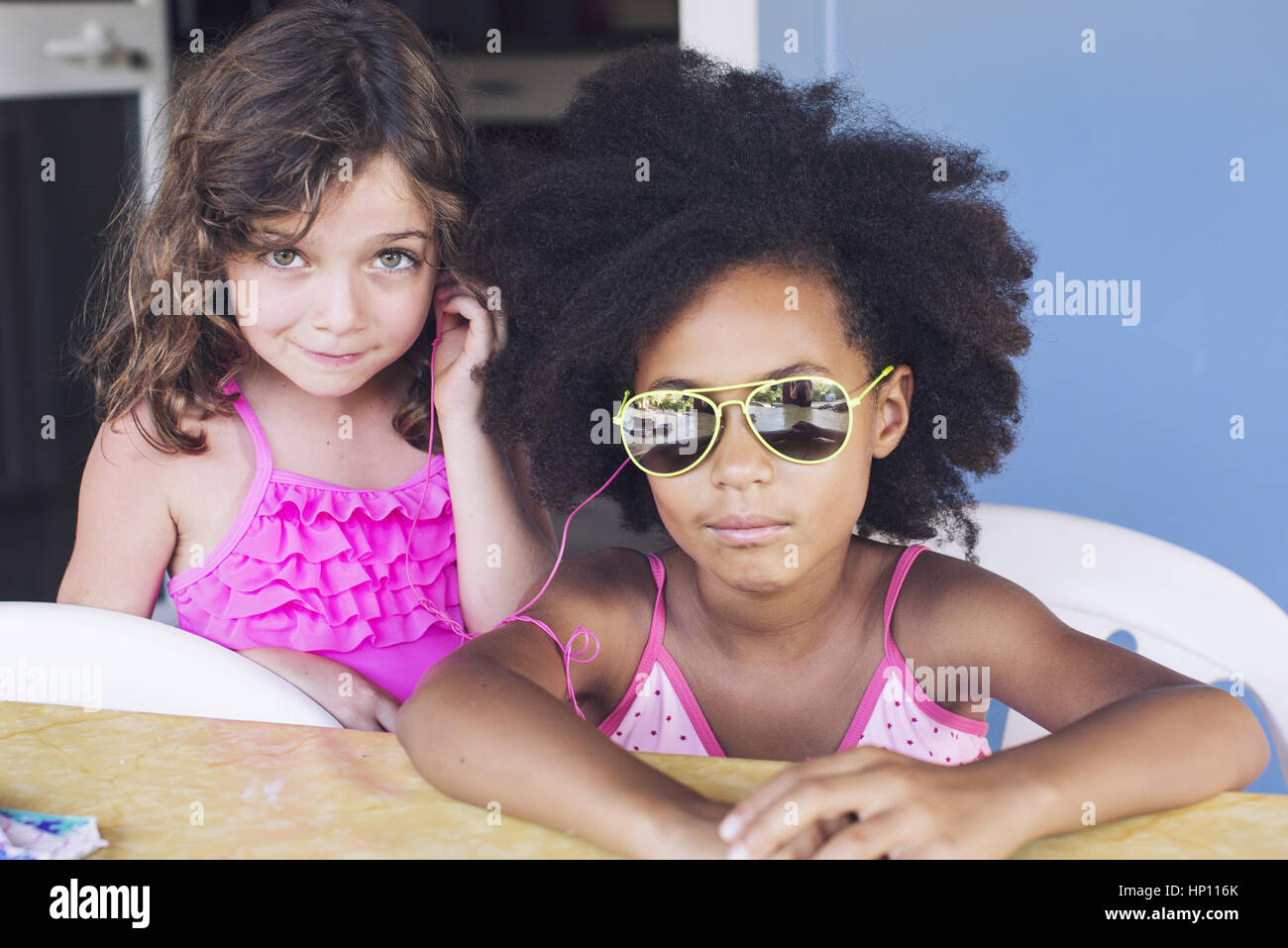Girls listening to music together Stock Photo - Alamy