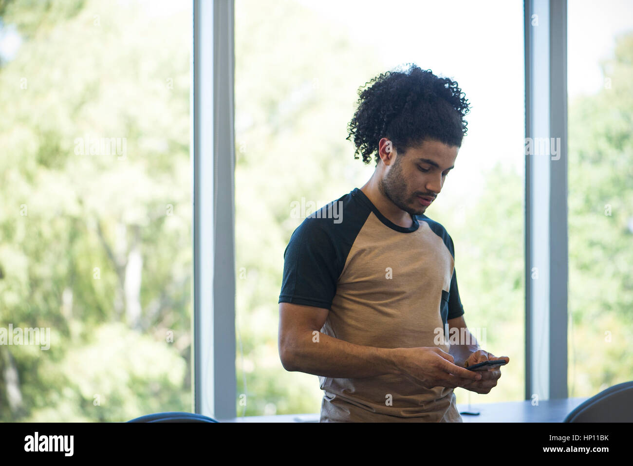 Man text messaging Stock Photo - Alamy