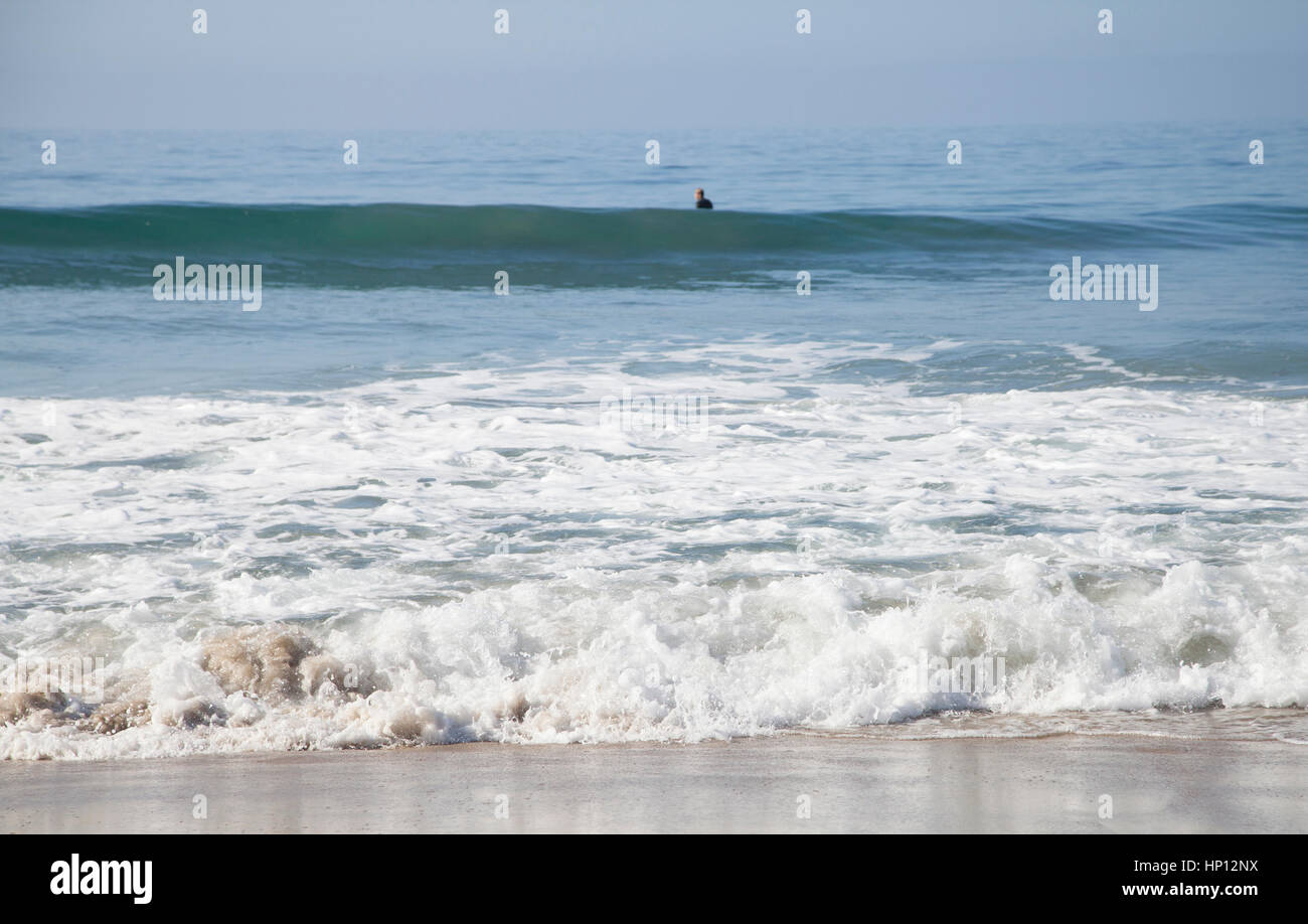 Heavy, foamy waves lapping at the ocean shore Stock Photo - Alamy