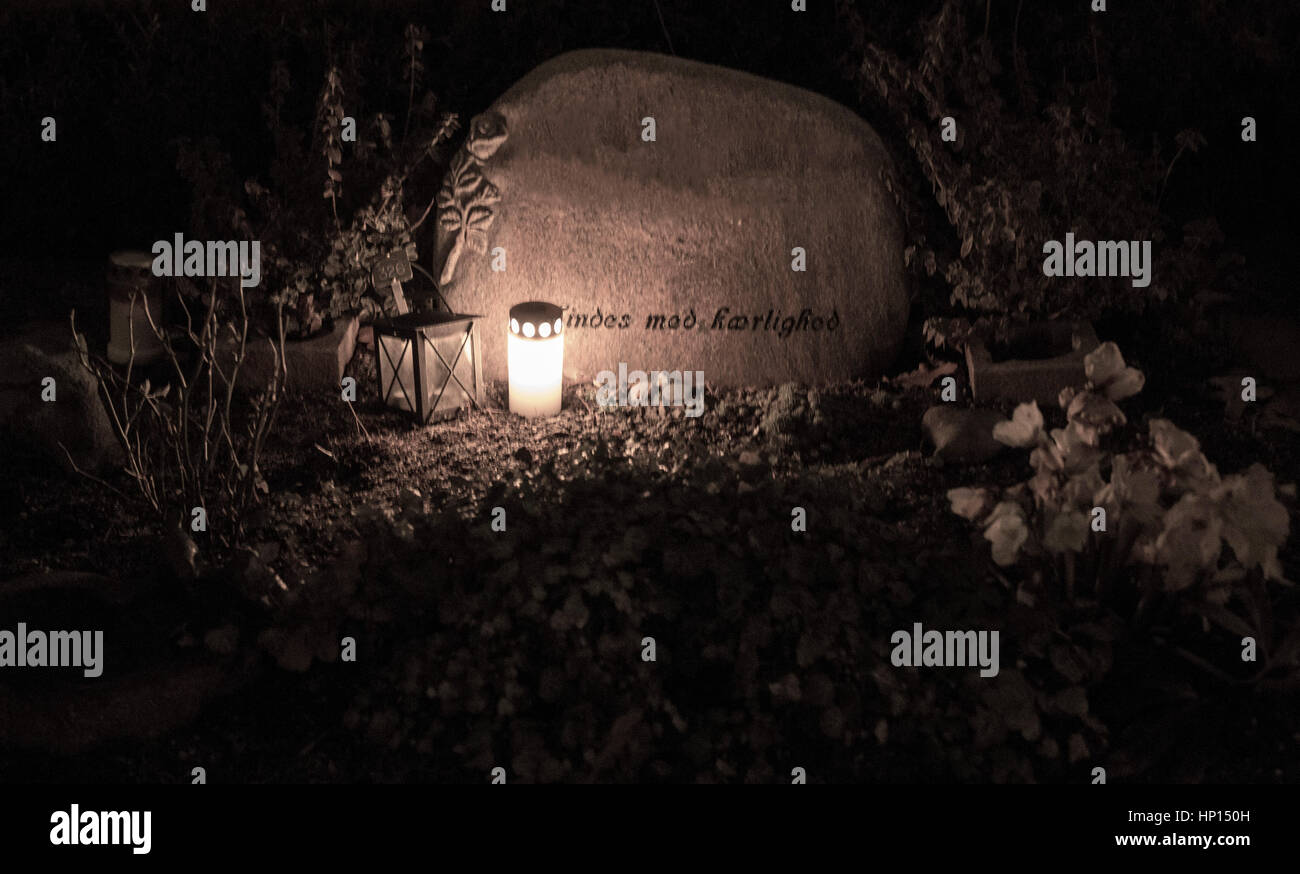 Empty grave hi-res stock photography and images - Alamy