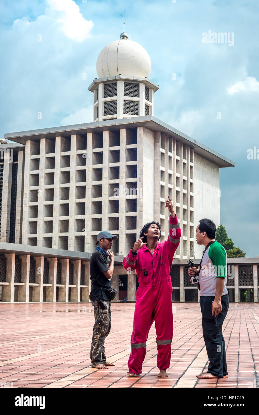 Mosque cleaning hi-res stock photography and images - Alamy