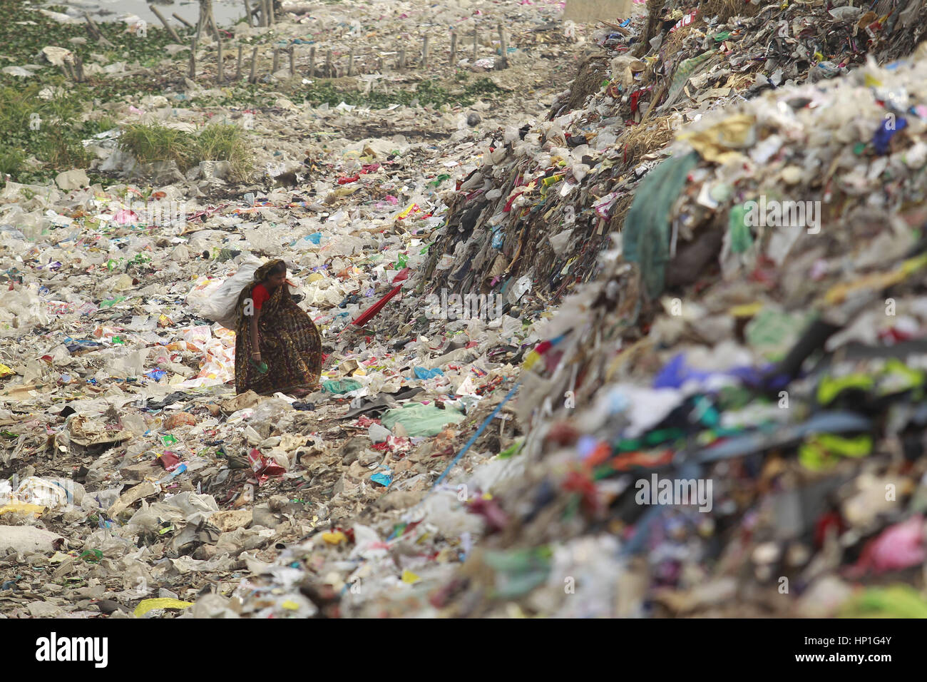 Black woman washing clothes in river hi-res stock photography and ...