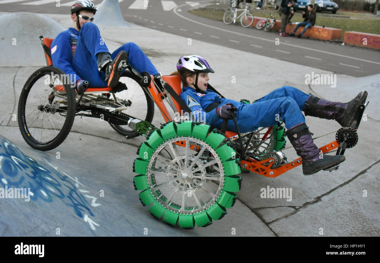 Cosma (r) and Jonas test a moonbuggy with wheels without air pressure ...