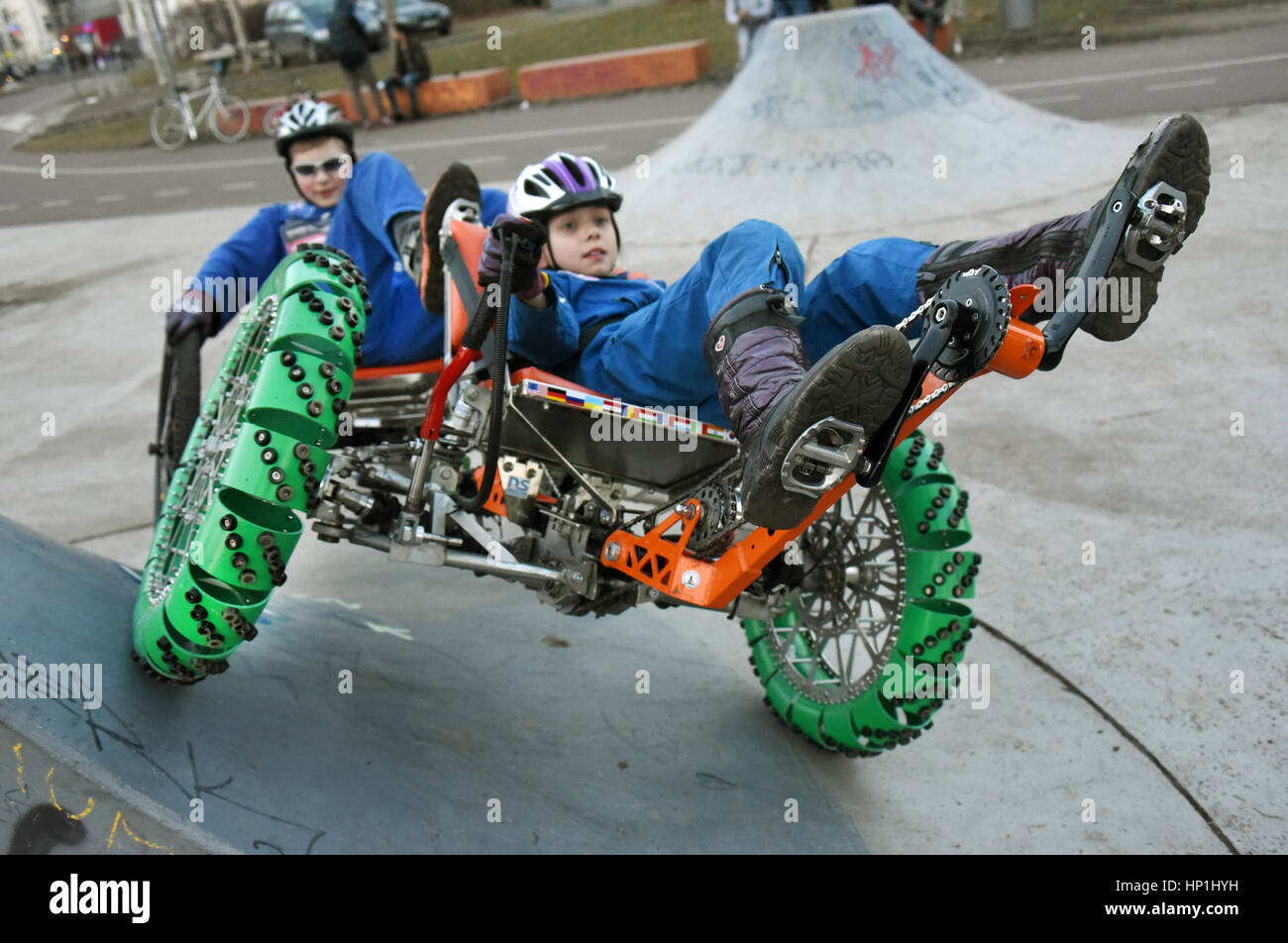 Cosma (r) and Jonas test a moonbuggy with wheels without air pressure ...