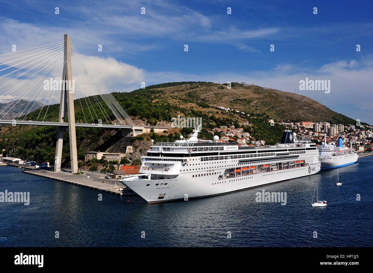 Dubrovnik, Croatia. 18th Aug, 2016. Cruise ships "MSC Sinfonia" and ...