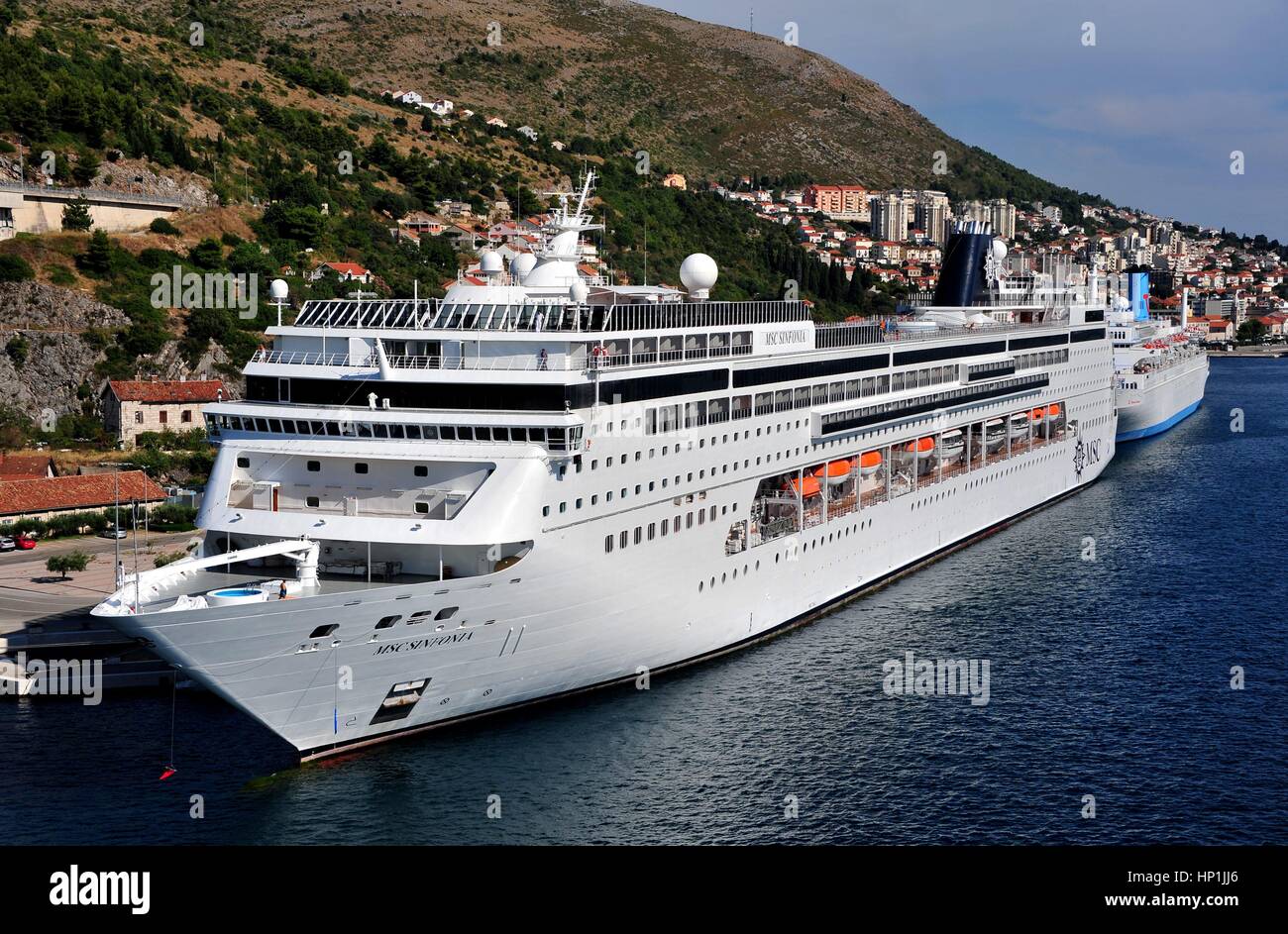 Dubrovnik, Croatia. 18th Aug, 2016. Cruise ships "MSC Sinfonia" and ...