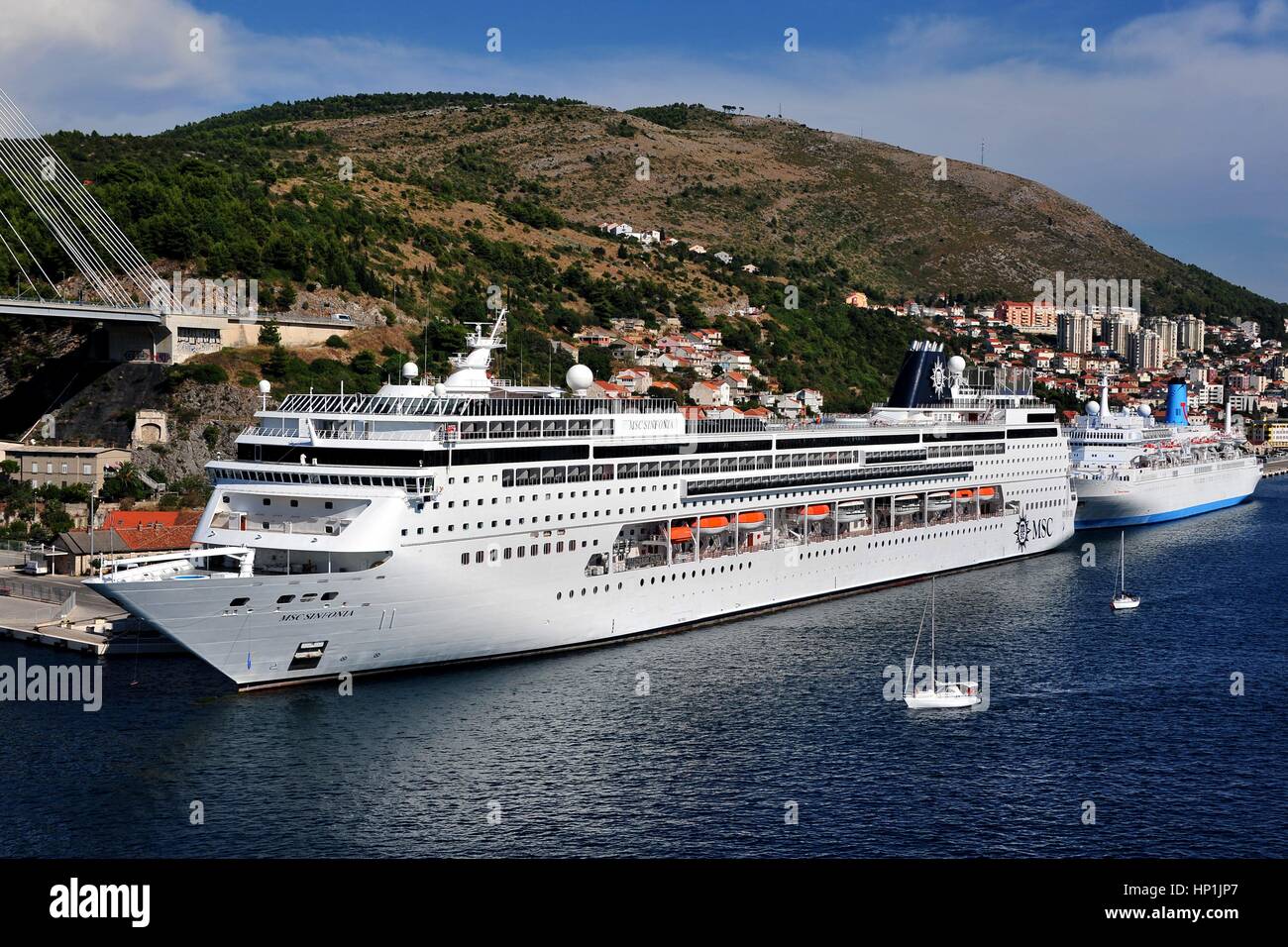 Dubrovnik, Croatia. 18th Aug, 2016. Cruise ships "MSC Sinfonia" and ...