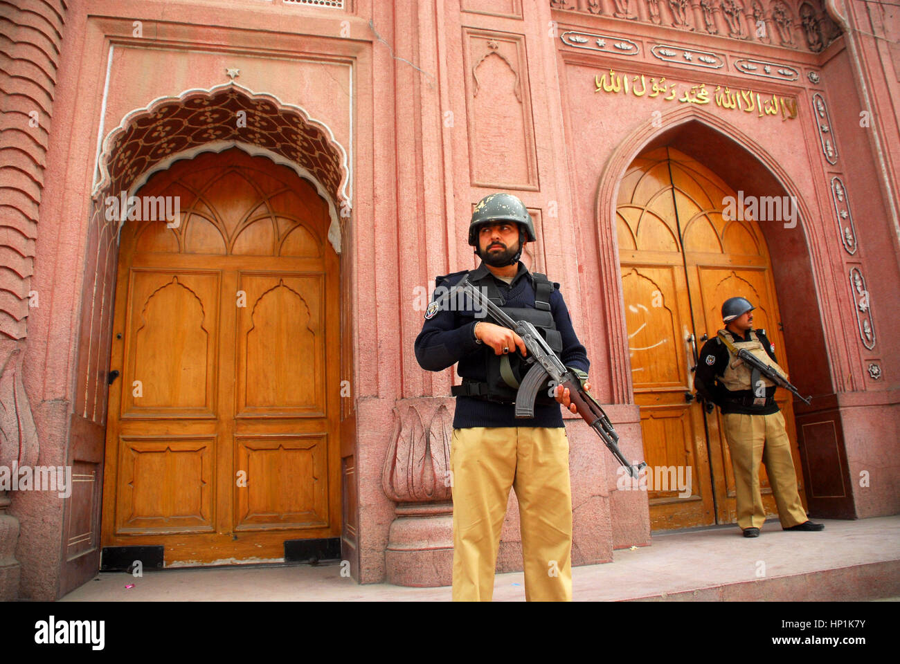 Peshawar, Pakistan. 17th Feb, 2017. Policemen stand guard outside a ...