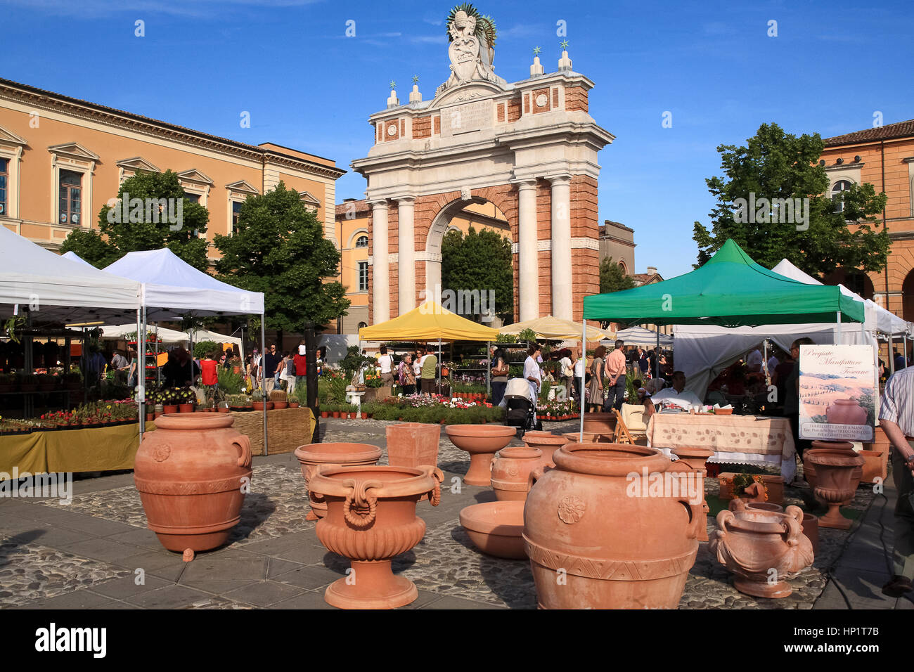 Balconi fioriti hi-res stock photography and images - Alamy
