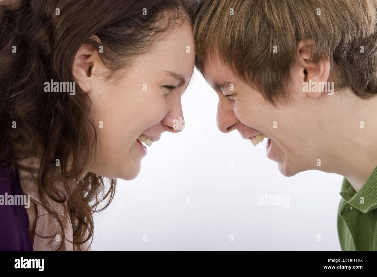 Model release , Frau und Mann lachen Stirn an Stirn - teenager laughing ...