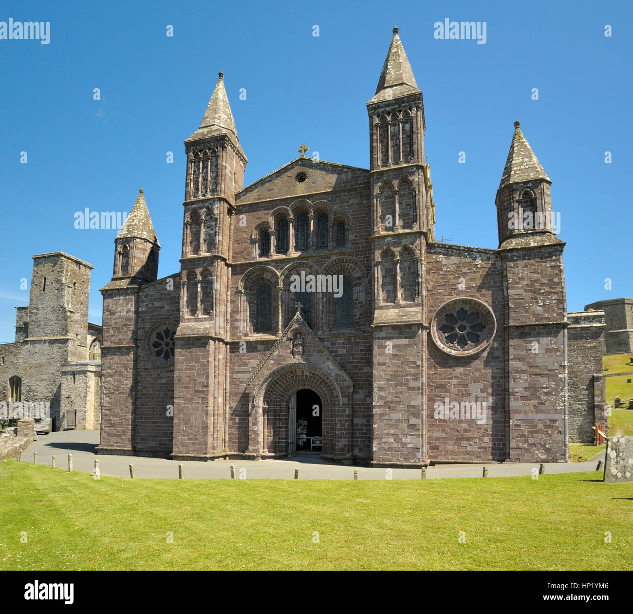 West front facade hi-res stock photography and images - Alamy