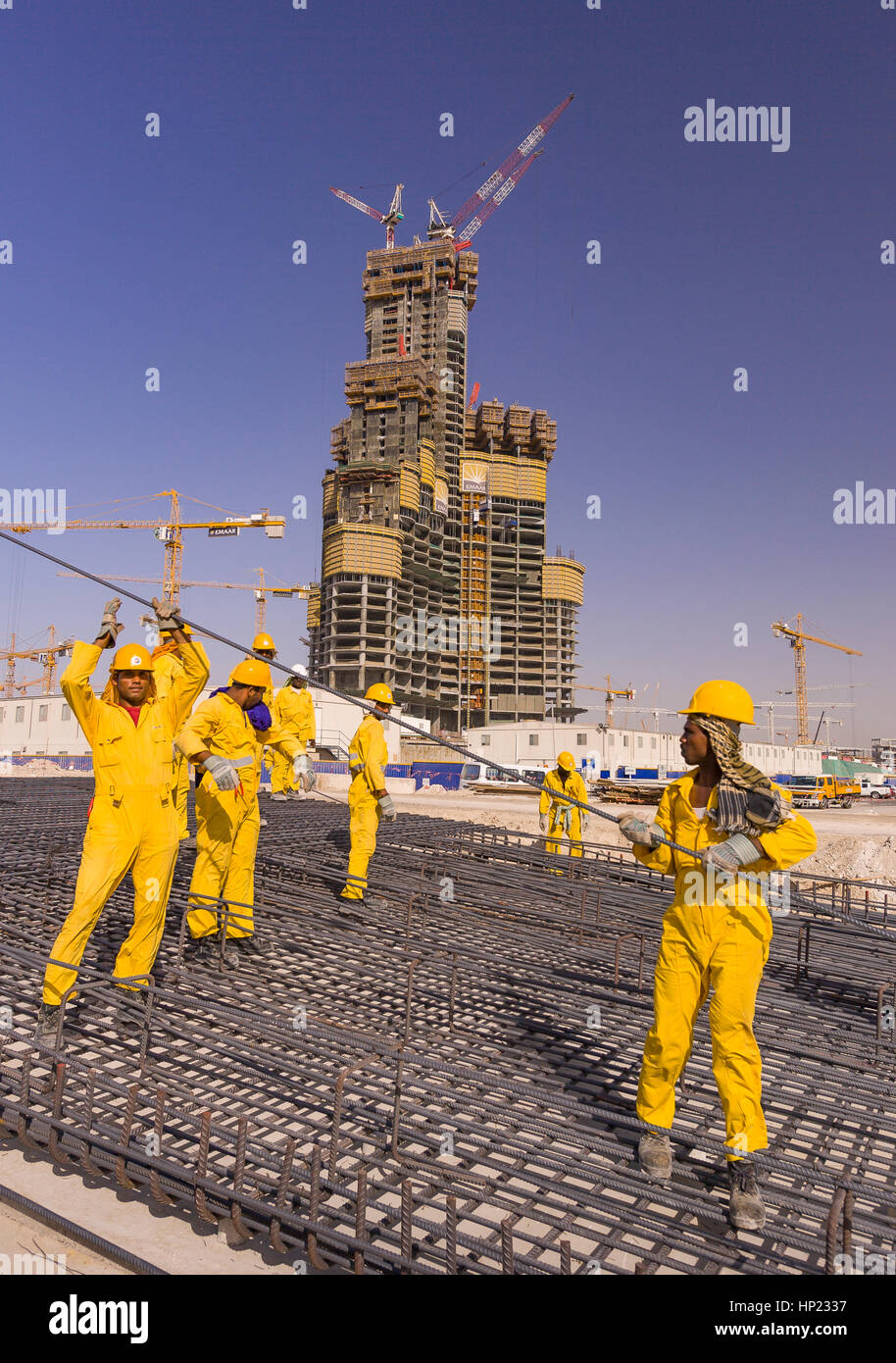 Burj khalifa construction workers hi-res stock photography and images ...
