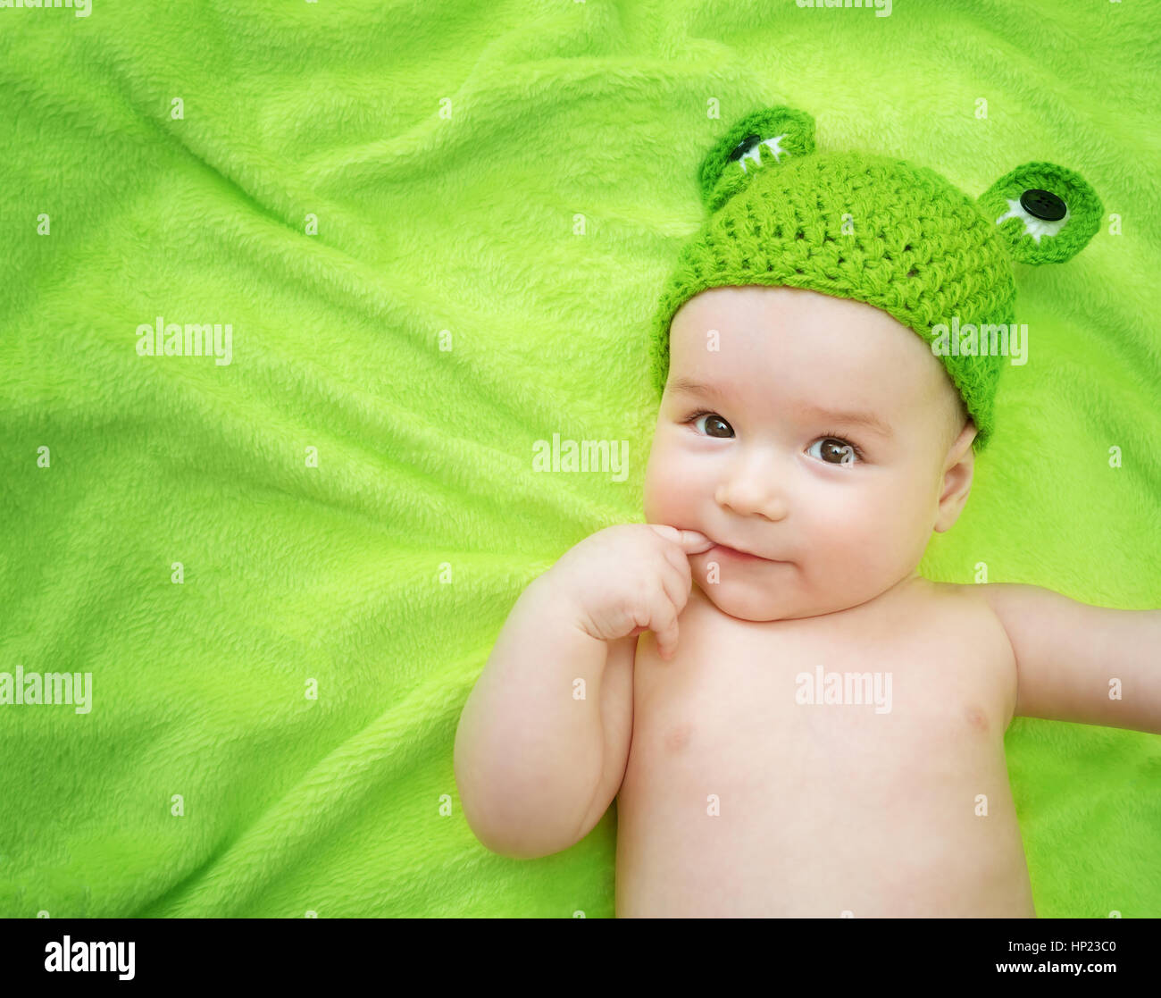 Little boy with frog hi-res stock photography and images - Alamy