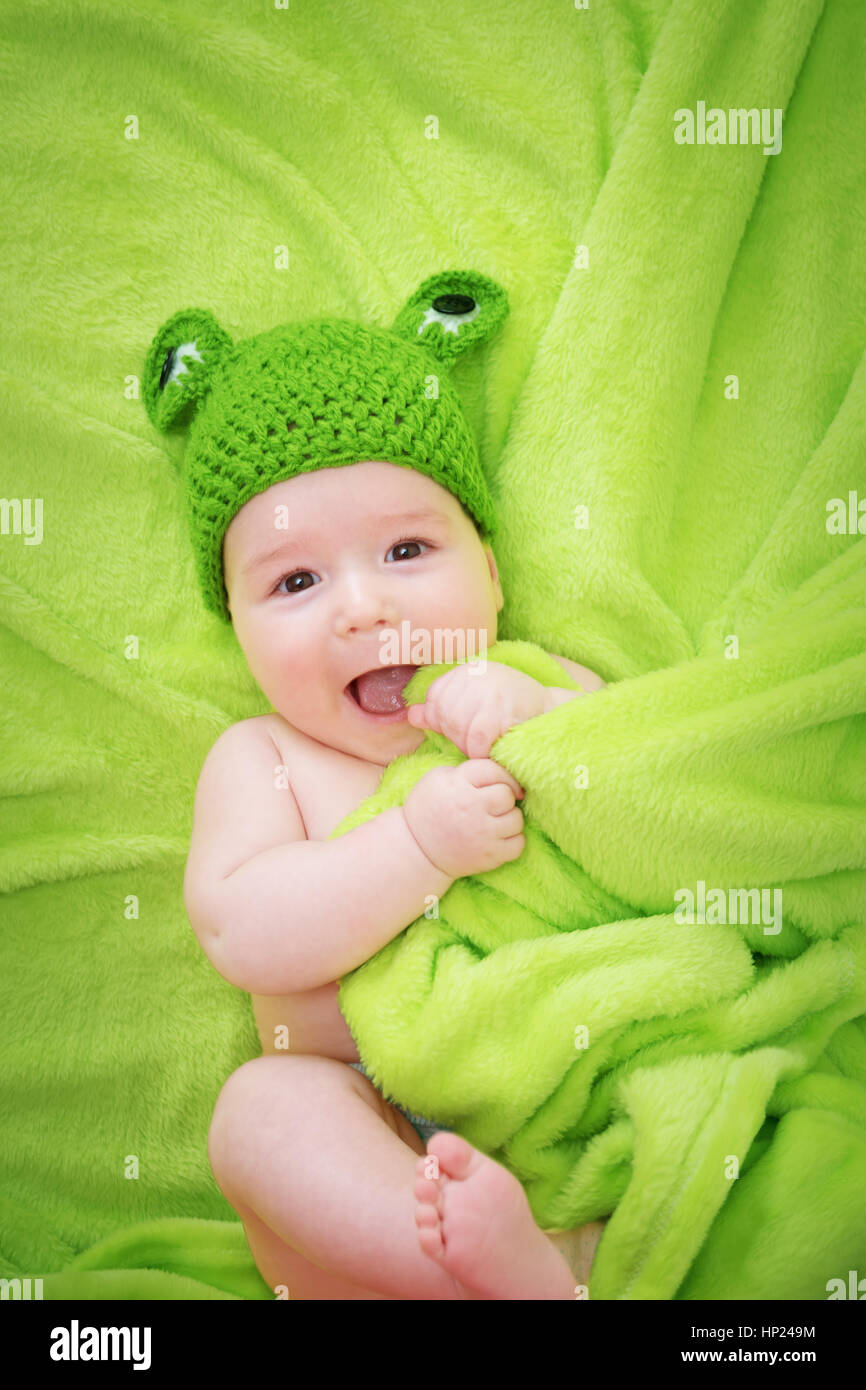 Little boy with frog hi-res stock photography and images - Alamy