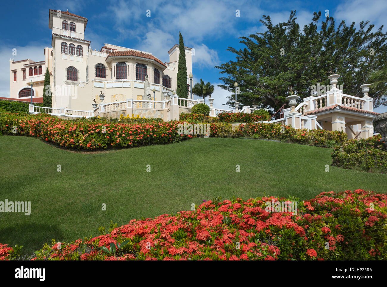 Ponce puerto rico castillo serralles hi-res stock photography and ...