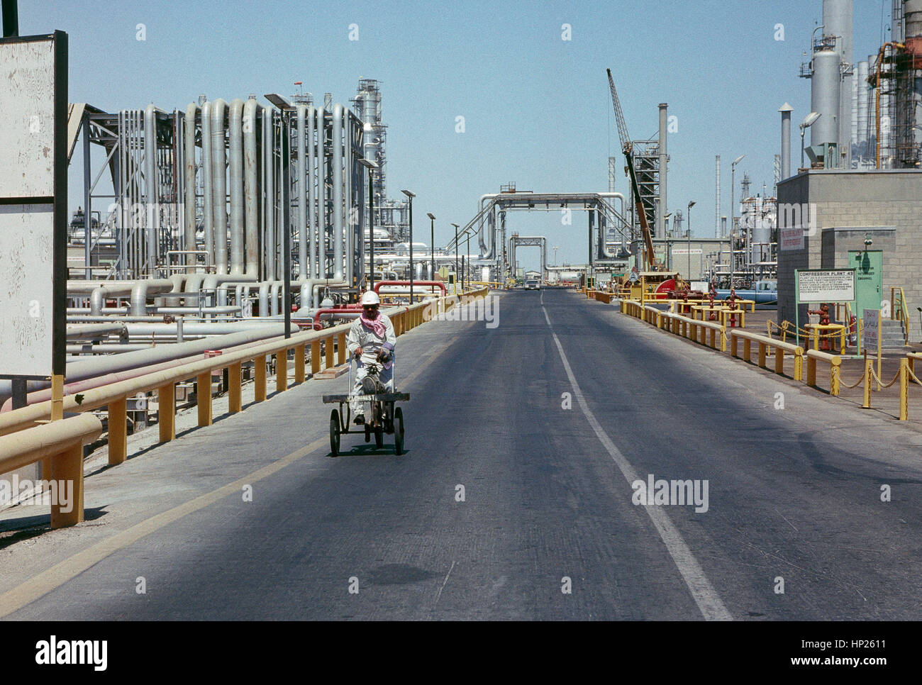 The world's largest oil refinery at Ras Tanura in Saudi Arabia ...