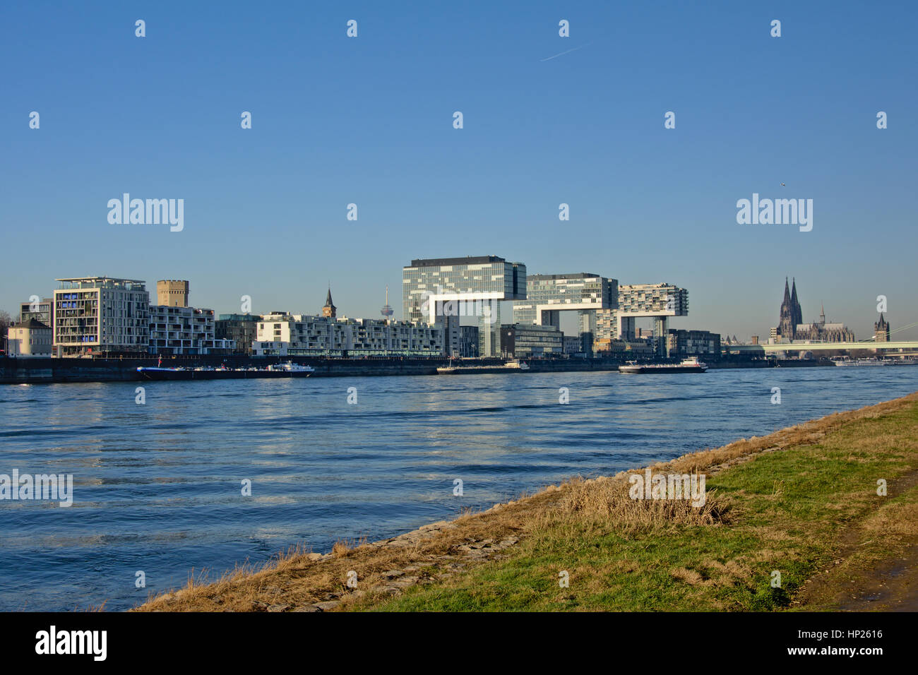 L shaped building hi-res stock photography and images - Alamy