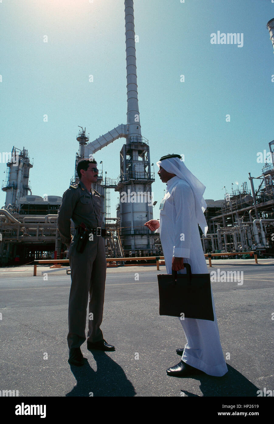 The world's largest oil refinery at Ras Tanura in Saudi Arabia ...