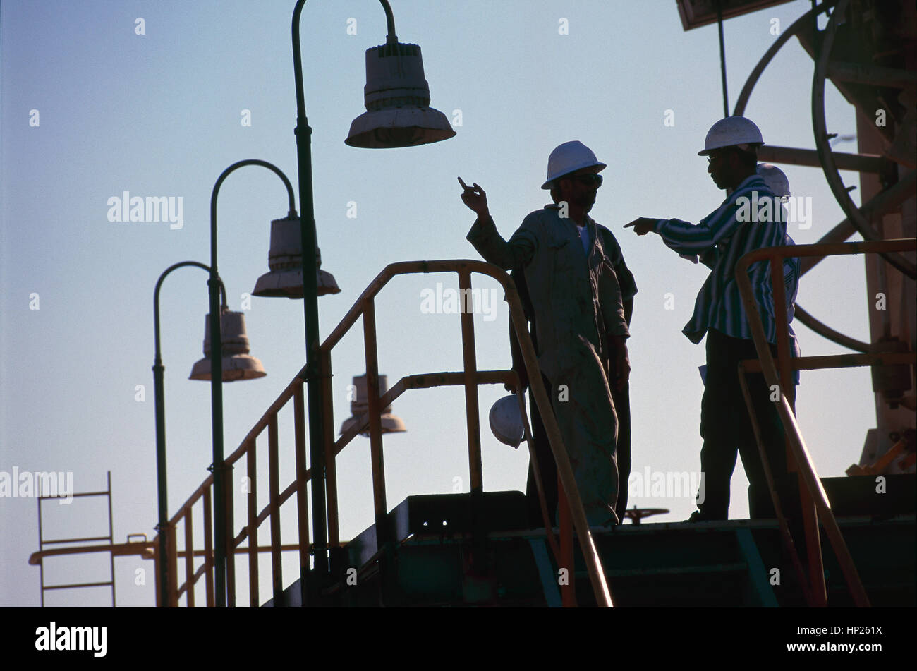 The world's largest oil refinery at Ras Tanura in Saudi Arabia ...