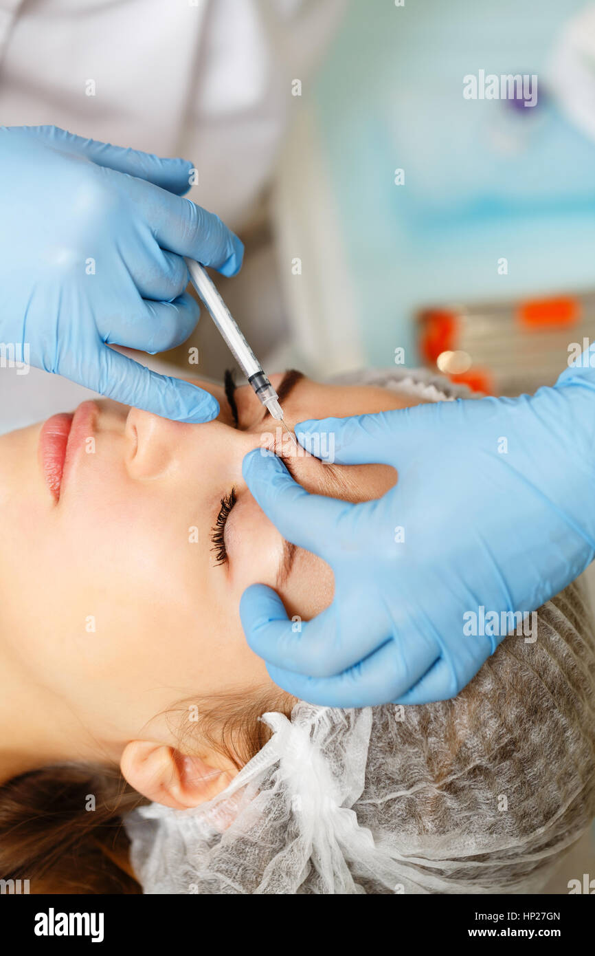 Injections under the skin. The injection the skin above the eyebrow ...