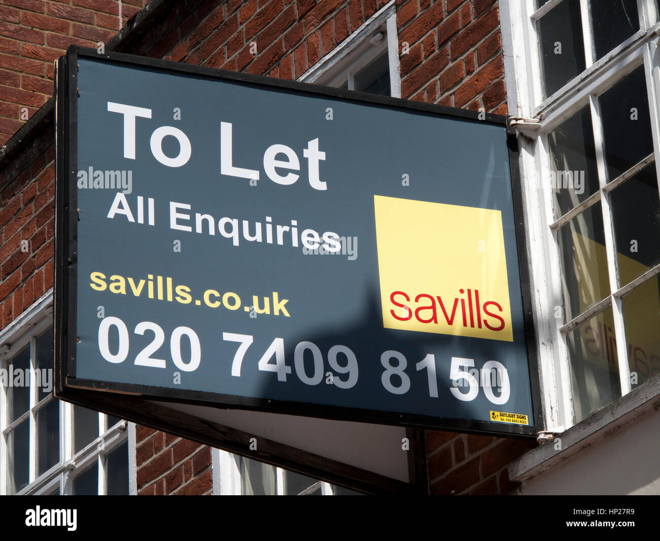 Shop to let advertising sign over vacant premises Stock Photo - Alamy