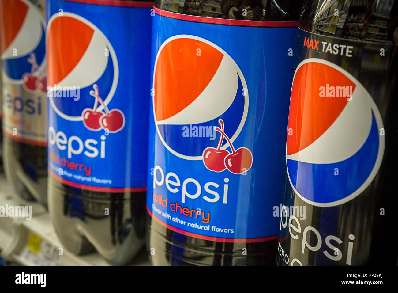 Pepsi store shelves hi-res stock photography and images - Alamy