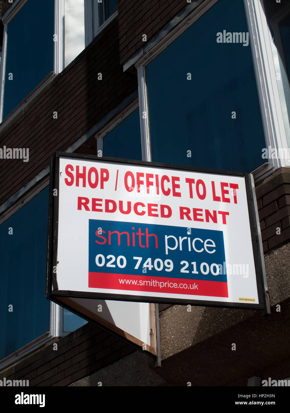 Shop to let advertising sign over vacant premises Stock Photo - Alamy