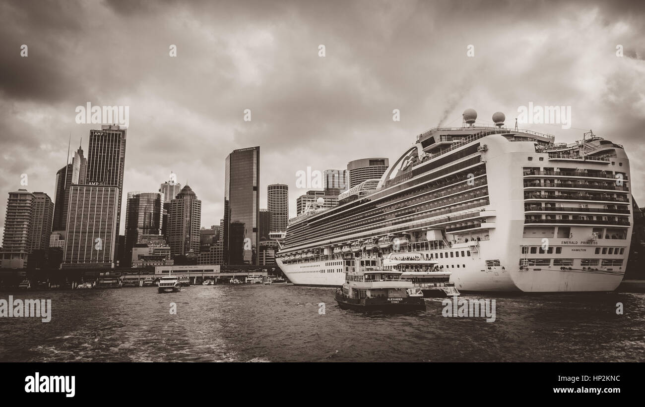 Cruise Ship at Sydney Harbour Stock Photo - Alamy