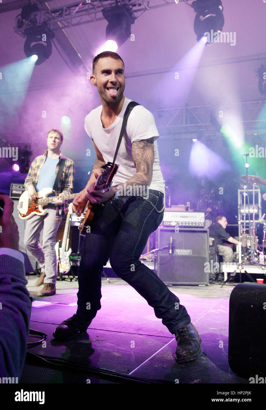 Maroon 5 lead singer hi-res stock photography and images - Alamy